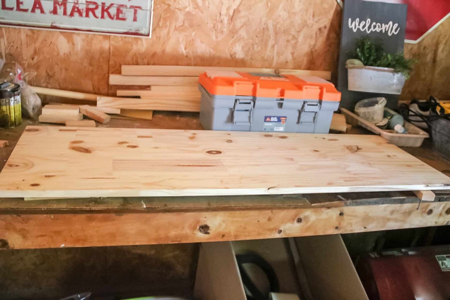 Busy Board - Cottage On Bunker Hill