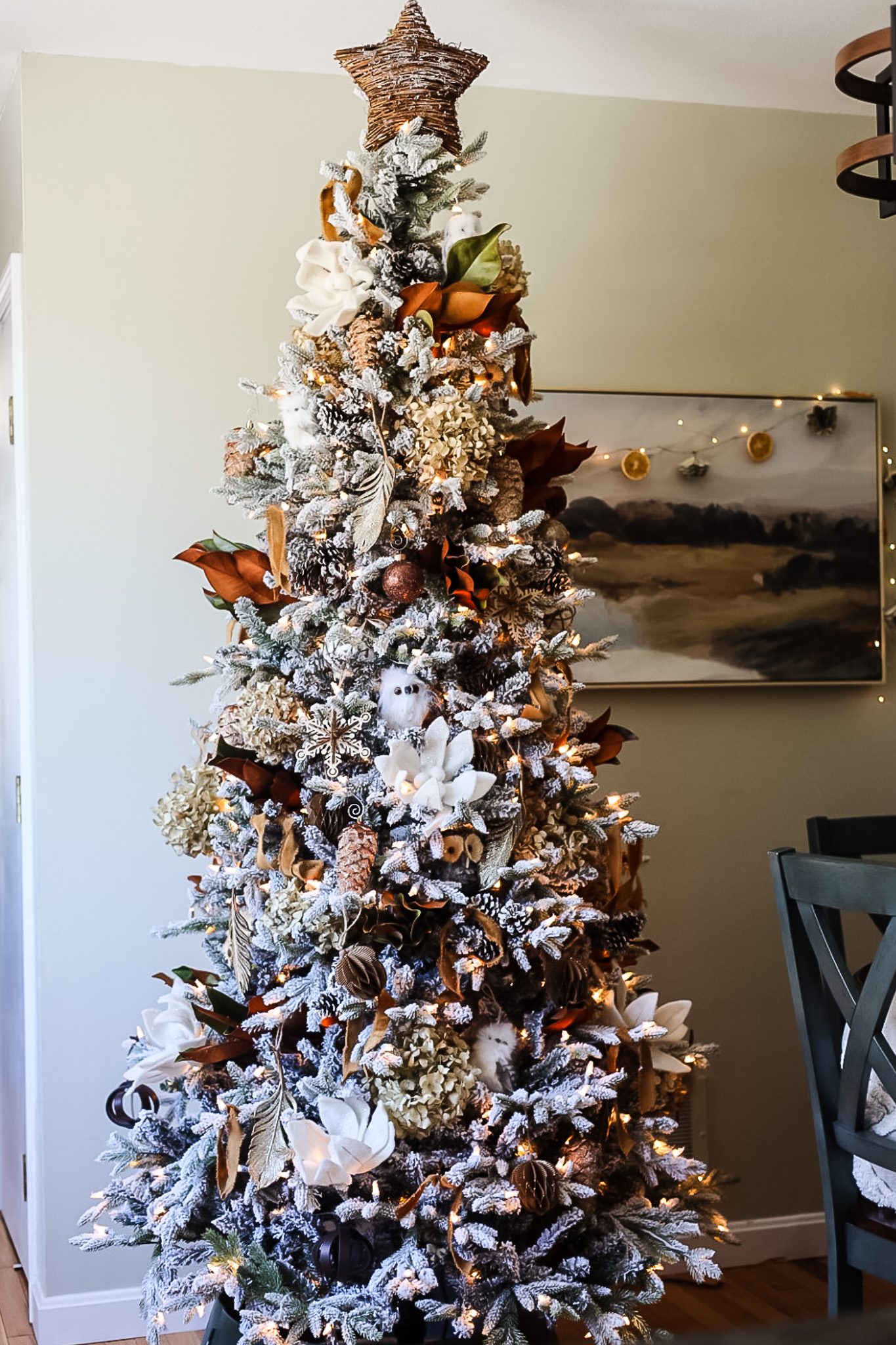 Decorating a Flocked Christmas Tree: A Guide to Natural and Gold ...