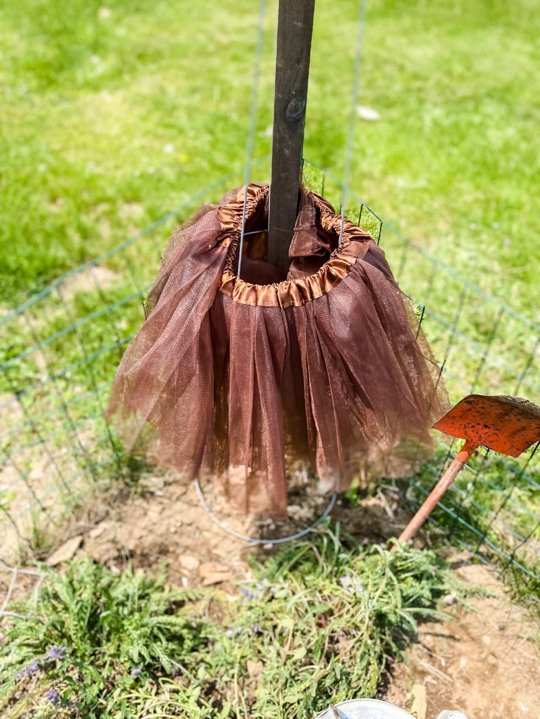 DIY Garden Girl Scarecrow – A Cottage Garden Favorite - Cottage On ...