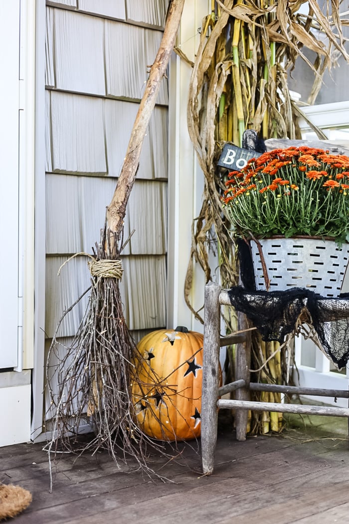 Garden Witch Porch Decor: A Bewitchingly Beautiful Halloween Look ...
