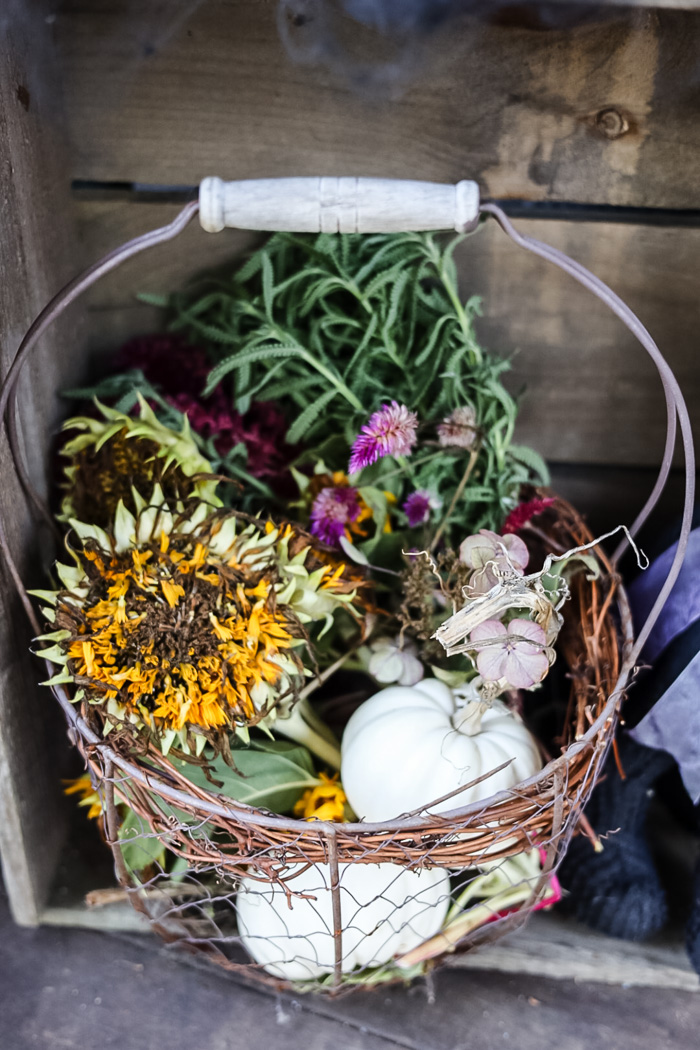 Garden Witch Porch Decor: A Bewitchingly Beautiful Halloween Look ...