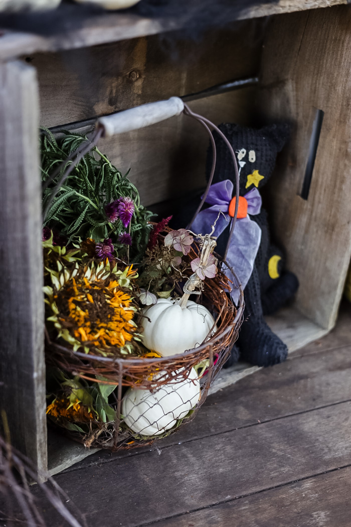 Garden Witch Porch Decor: A Bewitchingly Beautiful Halloween Look ...